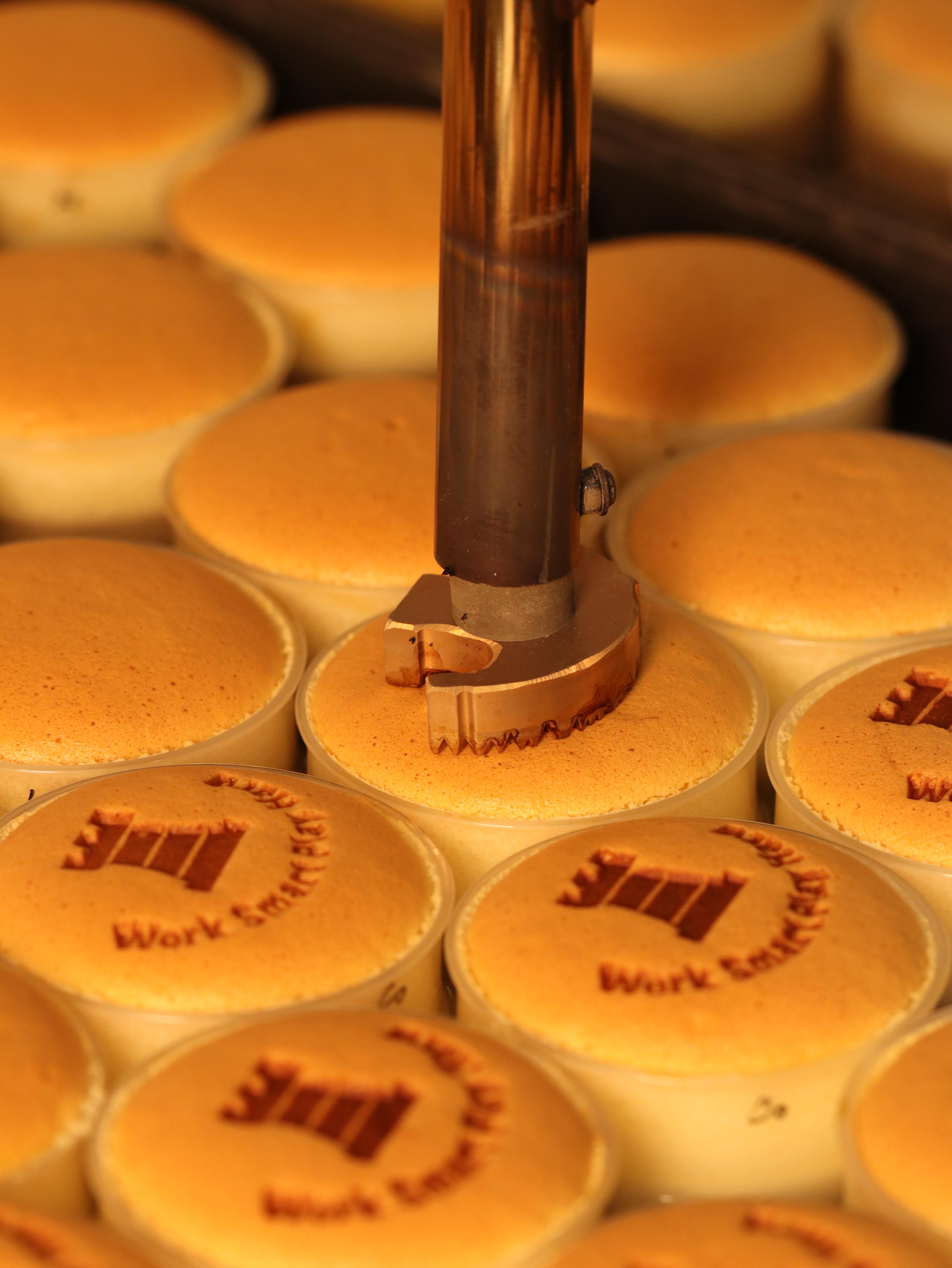 甜品人日常｜七年只做一款布丁燒是什麼體驗？ – 66 Cake Lab